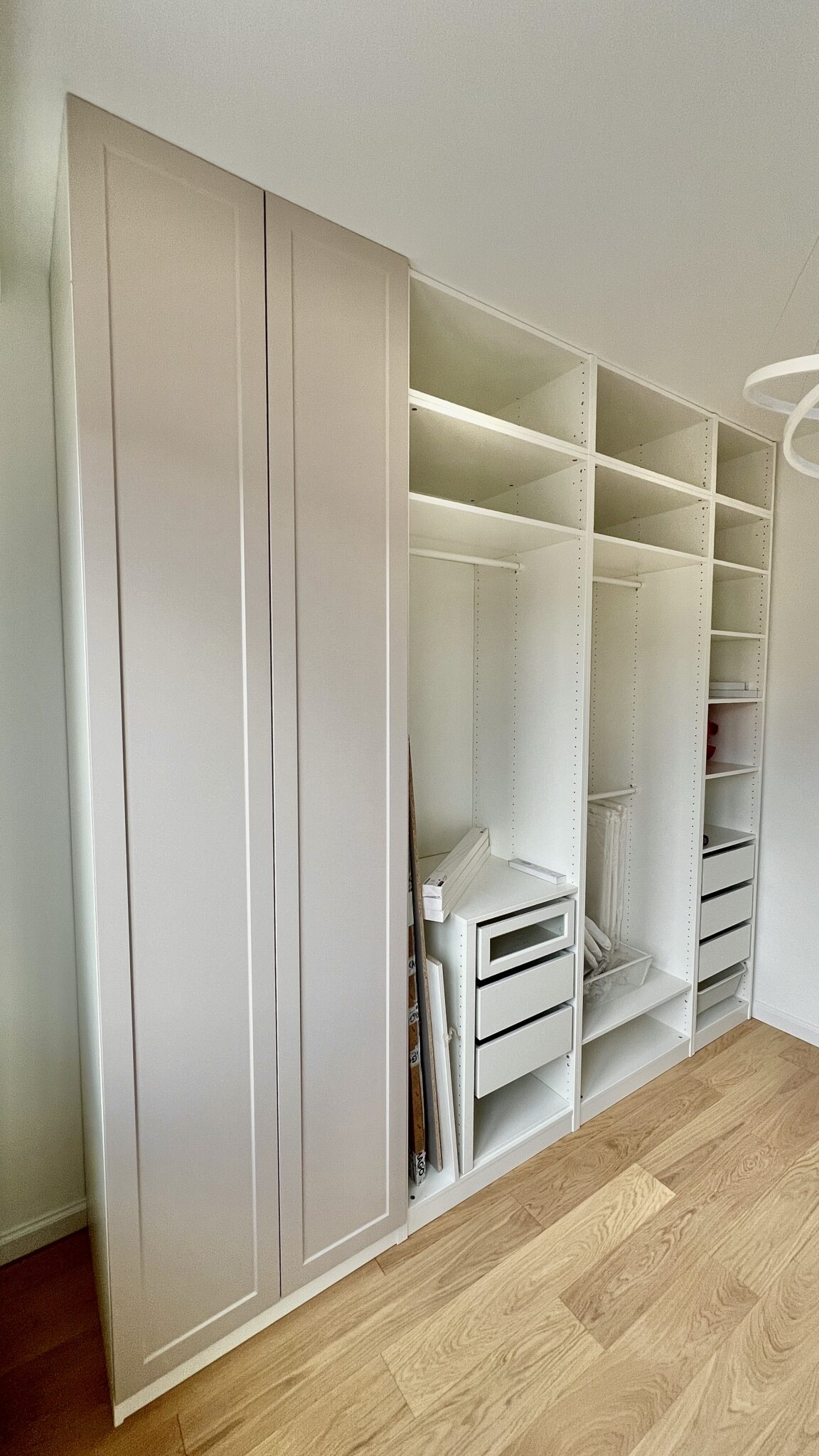 Montaż szafy IKEA Pax: 2 kroki do idealnej zabudowy